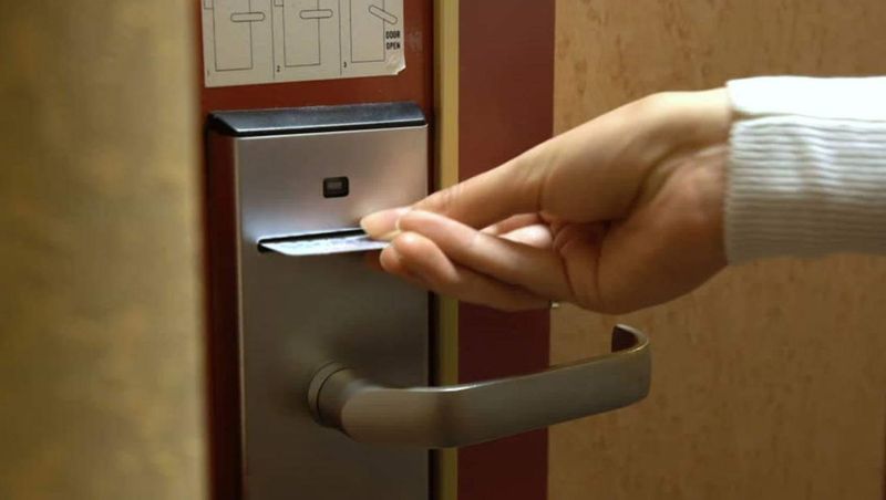 [ความรู้รอบโรงแรม] ที่โรงแรมใช้ Key Card เราควรให้แขกนำ Key Card กลับไป ...