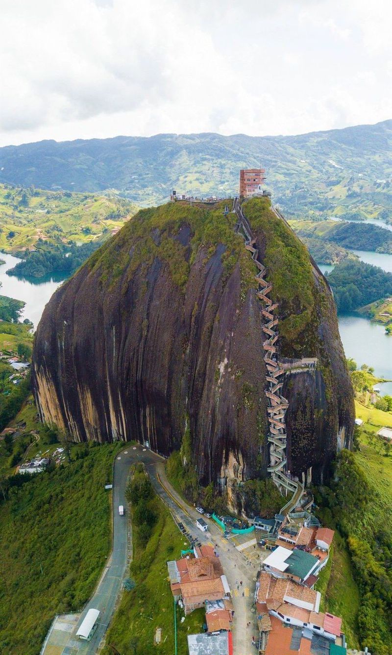 [Around The World] โคลัมเบีย “Penol Rock” หอคอยหินยักษ์ที่คุณต้องปีน ...