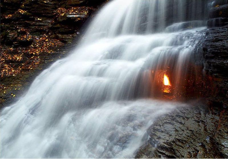 [Around The World] อเมริกา Eternal Flame Fall น้ำตกแห่งเปลวเพลิง ...