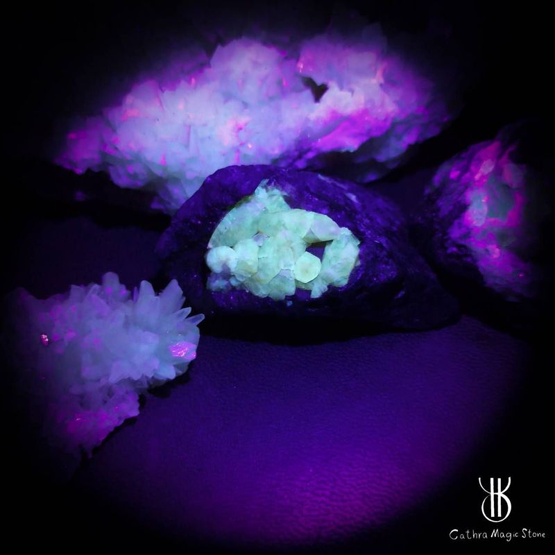 [Cathra magic stone] แร่เรืองแสง เมื่อเวลาเข้าสู่ยามราตรีท้องฟ้ามืดลง ...