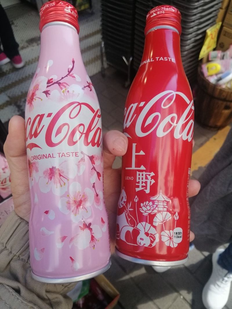 [chicchic-jp] ส่งความสดชื่นกับ Coca-Cola Strawberry และขวดดีไซน์พิเศษลายดอกซากุระ