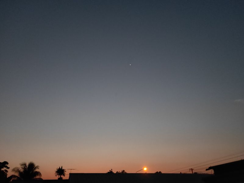 [Pamora] ชื่อภาพ : ดวงอาทิตย์ลาโลก ดวงจันทร์เดินทางมา ดวงอาทิตย์ลาลับไป