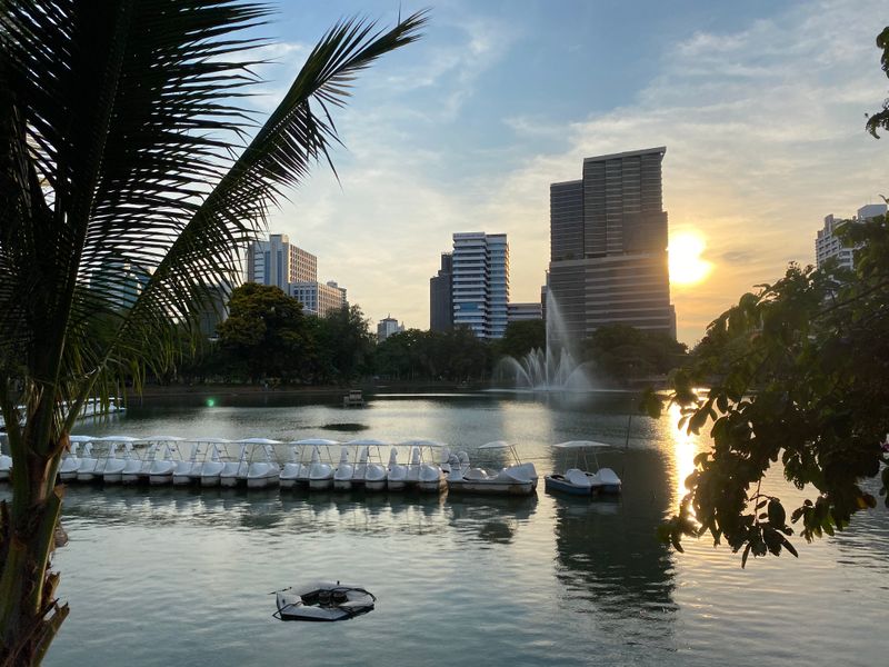 [Tony Reading ] โลกเปลี่ยนไปทุกวัน แค่เพียงเราหยุดมอง บางทีอาจมีสิ่งสวย ...