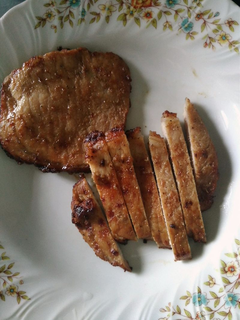 [chicchic-jp] ผลงานแรกของชิคหลังจากได้หม้อทอดไร้น้ำมันมาไว้ในครอบครองค่ะ 😄 เมนูแรกคือ “หมูย่าง ...