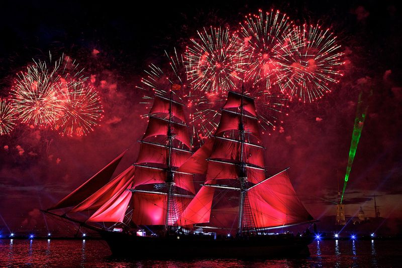 [Sailor Talk] เรือใบสีแดง scarlet sail ล่องอยู่กลางน้ำยามค่ำคืนที่ ...