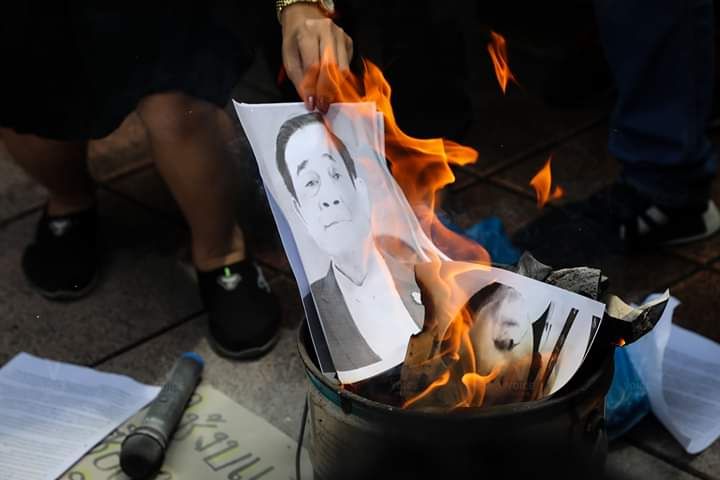 [@QQpd] ภาคีนักศึกษาศาลายา เผารูป "ประยุทธ์-ประวิตร" หน้าทำเนียบ จี้ ...