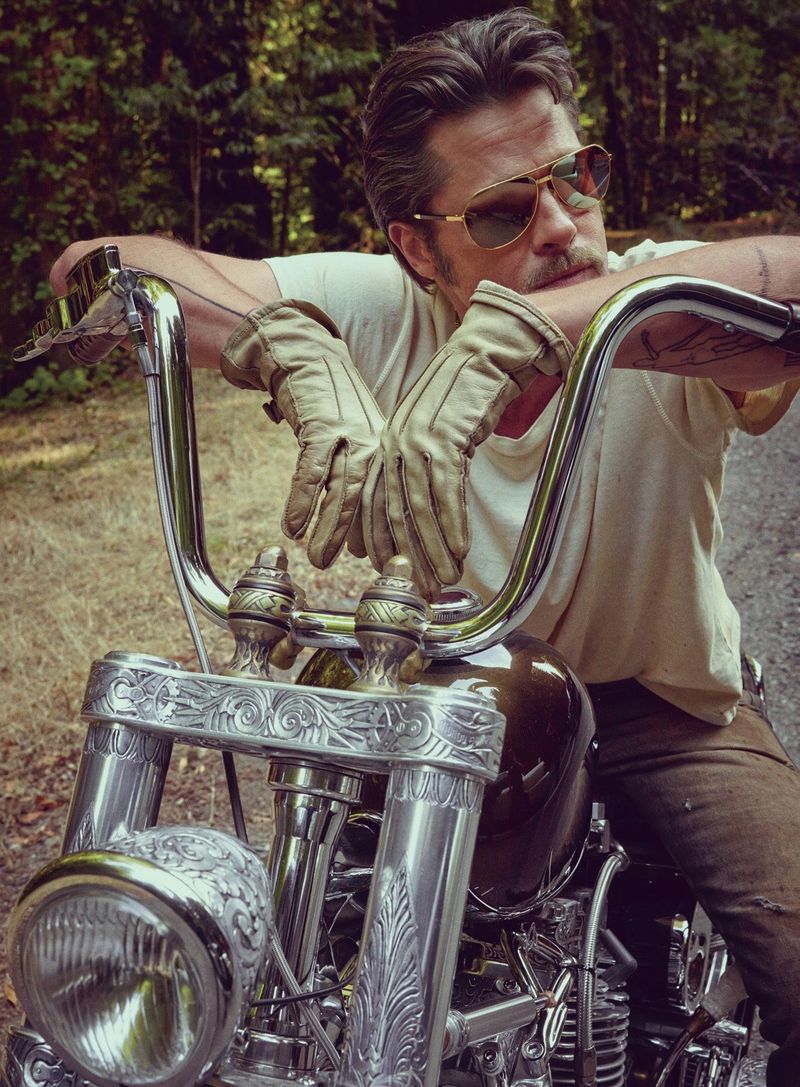 [ชีวิตสองล้อ] Brad pitt with Indian Larry Legacy bike ภาพชุดใหญ่จากช่างภาพ MARK SELIGER ที่ถ่าย ...