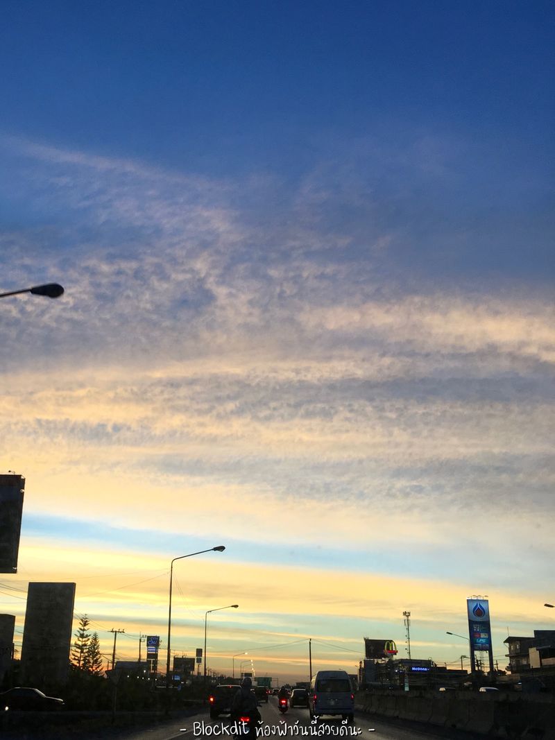 [ท้องฟ้าวันนี้สวยดีนะ⛅️] ท้องฟ้ายามเย็นแบบนี้ไม่ได้เห็นนานแล้ว🌆 พระ ...