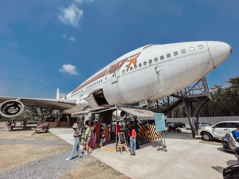 [เที่ยวมัน] คาเฟ่บนเครื่องบิน 747 Cafe 🛫 เอาเครื่องบินจริงๆ มาแต่งเป็น ...