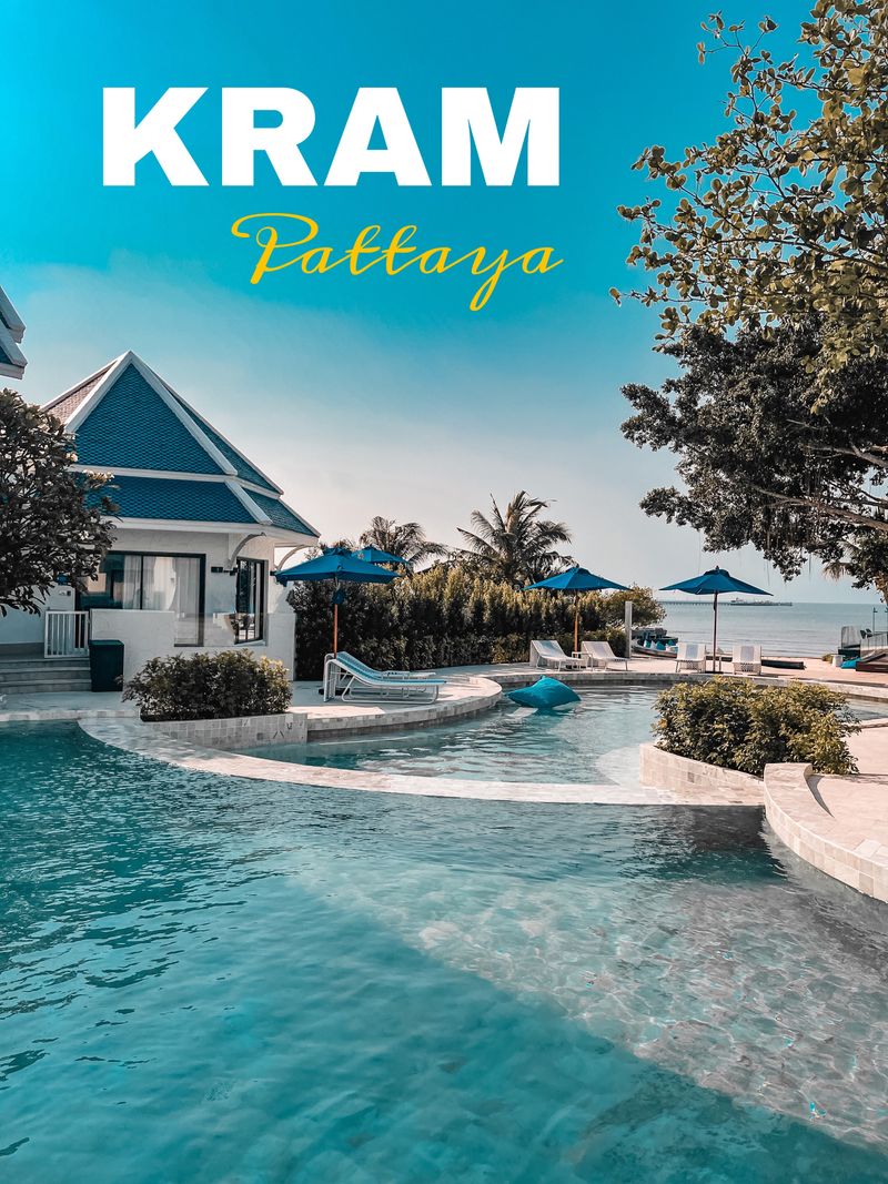 [SisNBro พี่น้องพาเที่ยว] KRAM PATTAYA (คราม) โรงแรมพัทยา Feel like Santorini ชี้พิกัดมุมถ่ายรูป ...