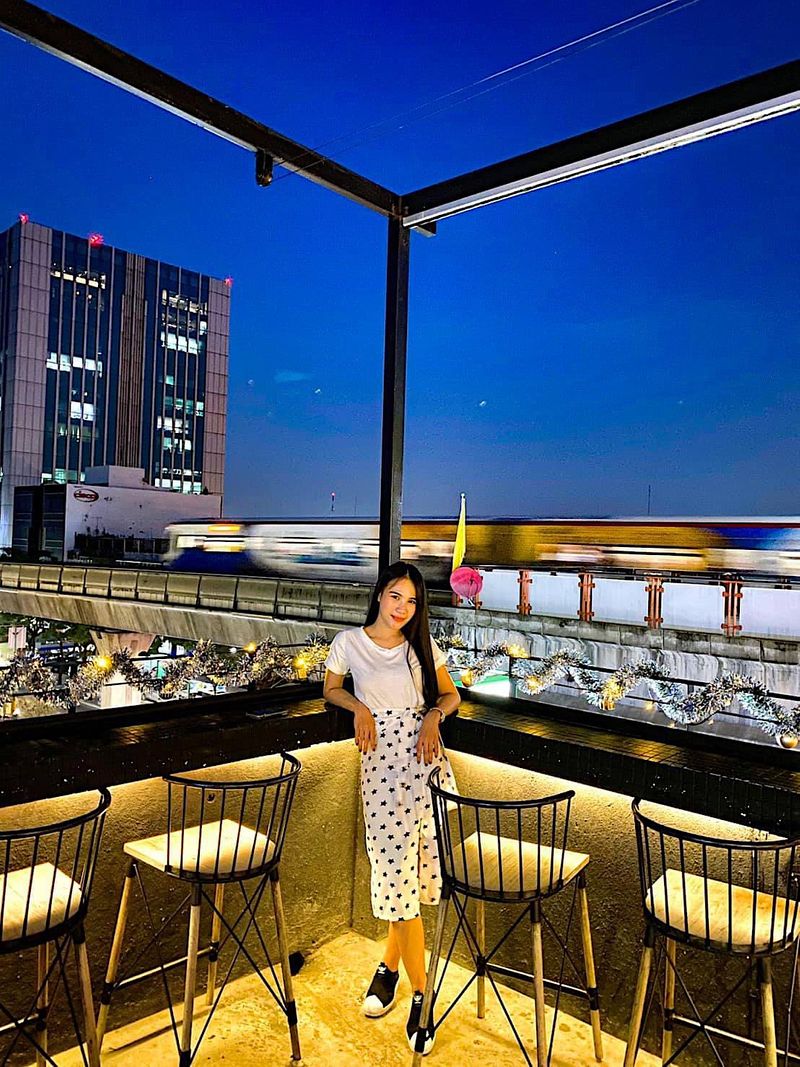 [หนีแฟนเที่ยว] สุดชิว วิวรถไฟฟ้า Vela บาร์ลับ บน Rooftop ติด BTS สนาม ...