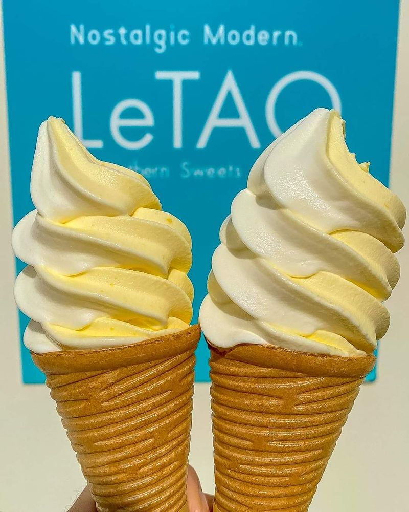 [Japan อร่อยสุดๆ] ดับร้อนกันด้วย ซอล์ฟครีมนมๆของ LeTAO ที่โอตารุ ร้อนๆแบบนี้ ขอ 2 แท่ง ครับ 🍦😁 ...