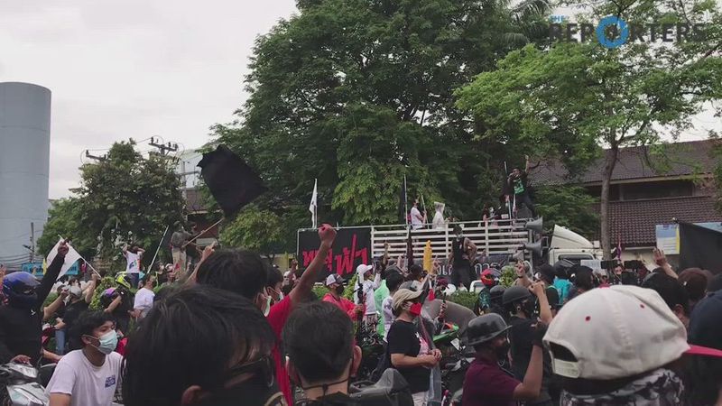 [The Reporters] PROTEST: ‘ทะลุฟ้า’ แห่เทียนถึงทำเนียบฯ เผาหุ่น-บีบแตร ...