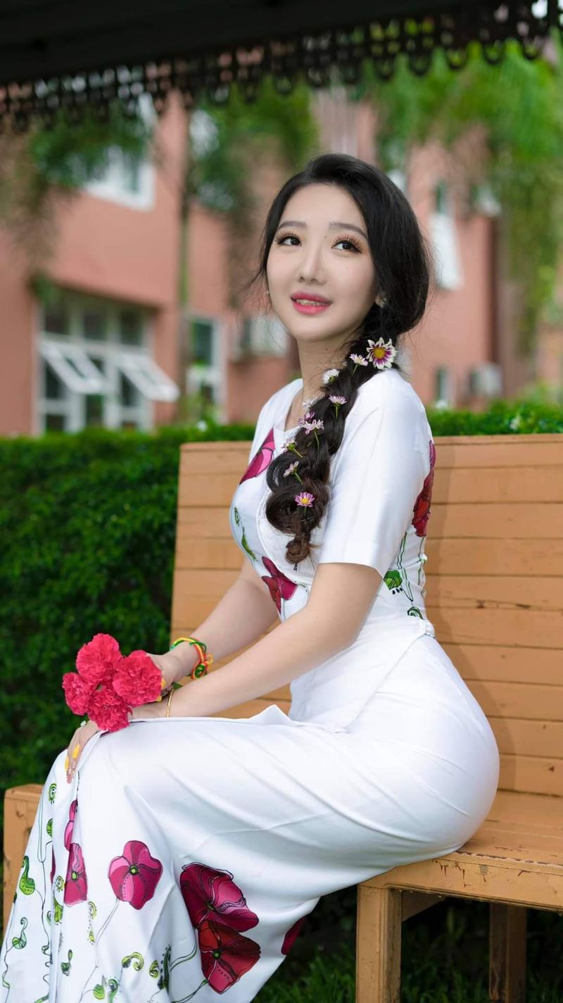 [Look Myanmar] คอลเลคชั่นไม่โป๊แต่ชวนมองของ Hsu Eaint San น่าดูมากครับ ทำให้สาวพม่าในชุดประจำ ...