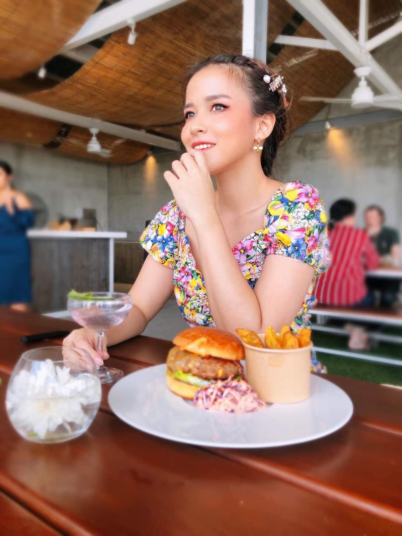 [Look Myanmar] Ariel Thuta ไฮโซ เซเลป ชาวเมียนมาร์ ขนาดตอนกินยังน่ารัก