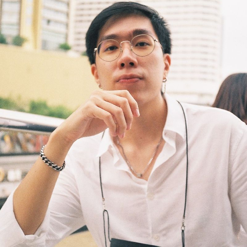 [Nattawat Sirisomboon] ันั่งรถสองแถวกลับบ้านกับรุ่นน้องและรุ่นพี่ในรถ ...