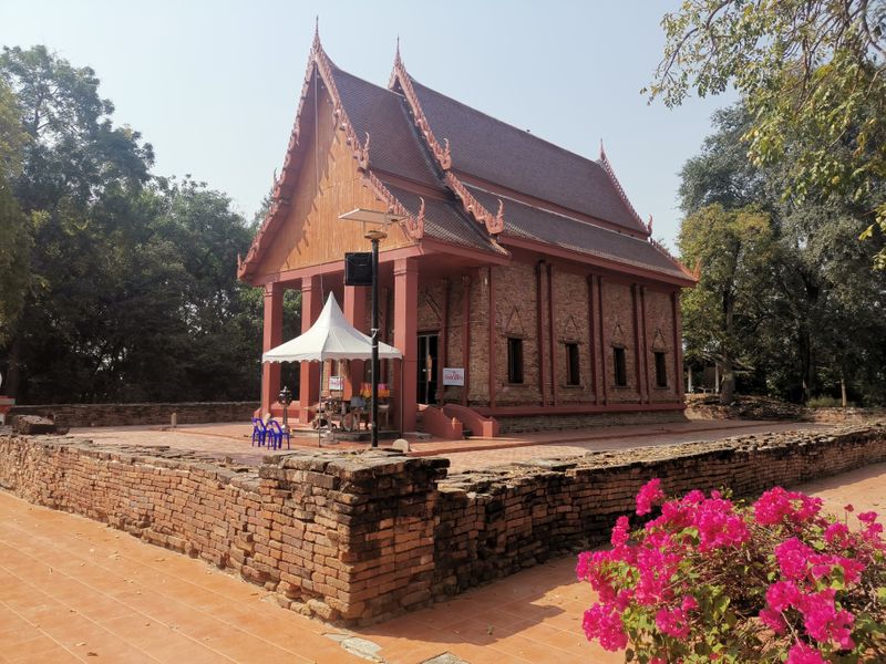 [Look Myanmar] แอดหม่องบอกบุญ วันนี้ผมมาเชิญชวนตามรอยพระนเรศที่นี่ครับ วัดลาดสิงห์ อ. ดอนเจดีย์ ...