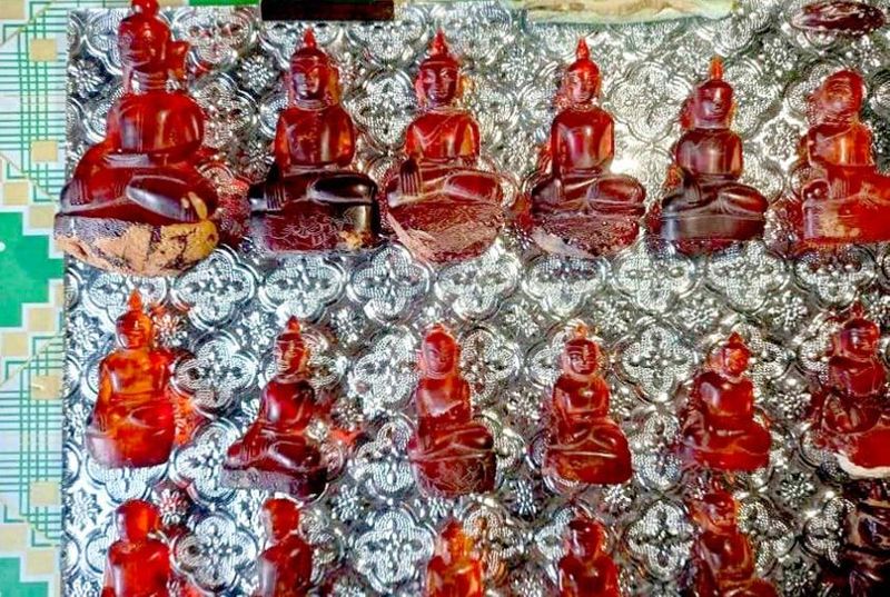 [Look Myanmar] พบพระเครื่องโบราณที่ทำด้วยอำพันเมื่อวันที่ 24 มกราคม ขณะที่ชุดสำรวจกำลังขุดค้นซาก ...