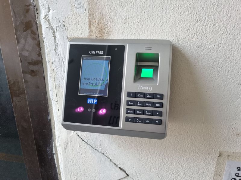 [Charoen Tech] ภาพหน้างานชุดนี้เป็นการให้บริการติดตั้งเครื่องสแกนใบหน้าแบบออนไลน์ผ่าน cloud ...