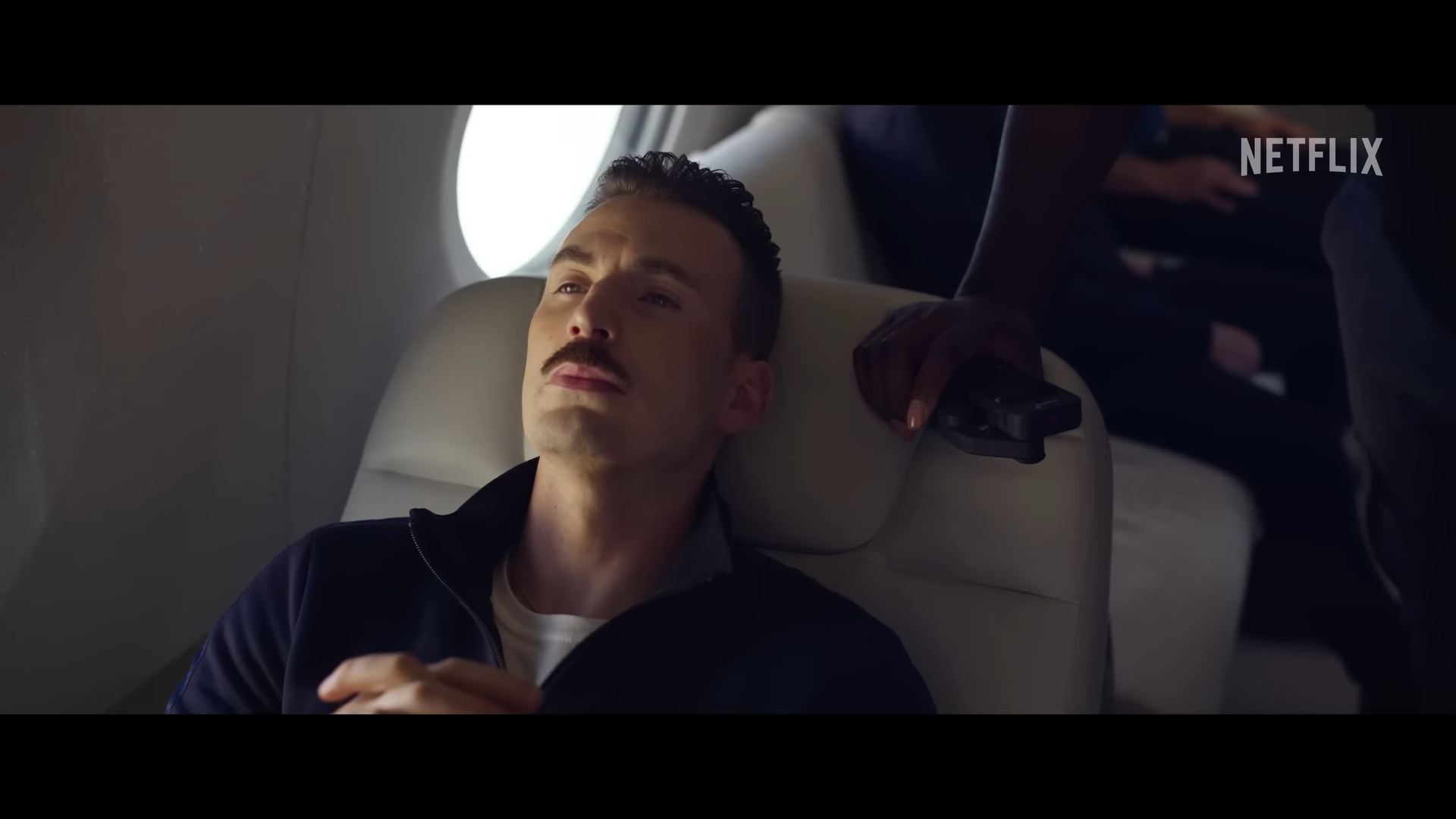 ไรอัน กอสลิ่ง ถูก คริส อีแวนส์ ตามล่า ในตัวอย่างแรกของ The Gray Man ...