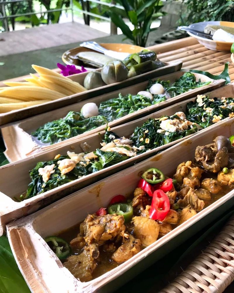 [Kwanruethai yuedman ] เมนู 1.คั่วไก่บ้าน 2.ลวกทิผักกูด 3.ใบเหลียงผัด ...