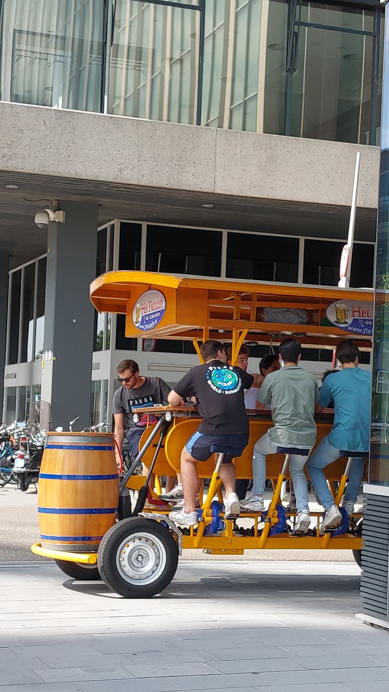 [Kid Positive] Party bike (Bierfiets) กำลังจะกลับบ้านพอดีเจอน้อง ๆ ...