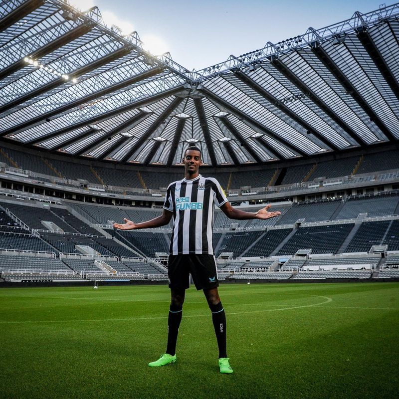 [เกาะรั้ว St. James Park] Isak เปิดตัวพร้อมชูเสื้อเรียบร้อย Alexander ...