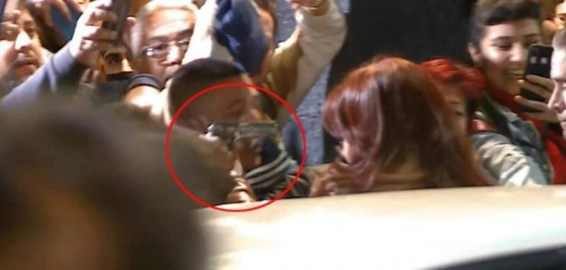 [Thairath Online - ไทยรัฐออนไลน์] รวบชายใช้ปืนเล็งศีรษะรอง ปธน. หญิงอาร์เจนตินา ระยะเผาขน ...