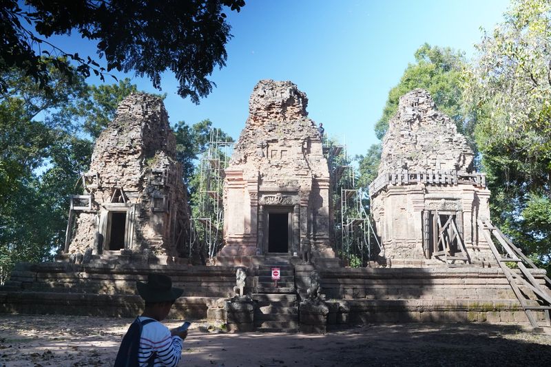 [ชีวิตคือการเดินทางและการเรียนรู้] ปราสาทบาชุม (Prasat Bat Chum) เป็น ...