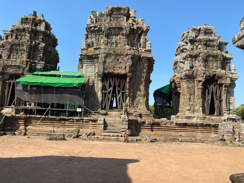 [ชีวิตคือการเดินทางและการเรียนรู้] ปราสาทพนมกรอม (Phnom Krom) เป็นชื่อ ...