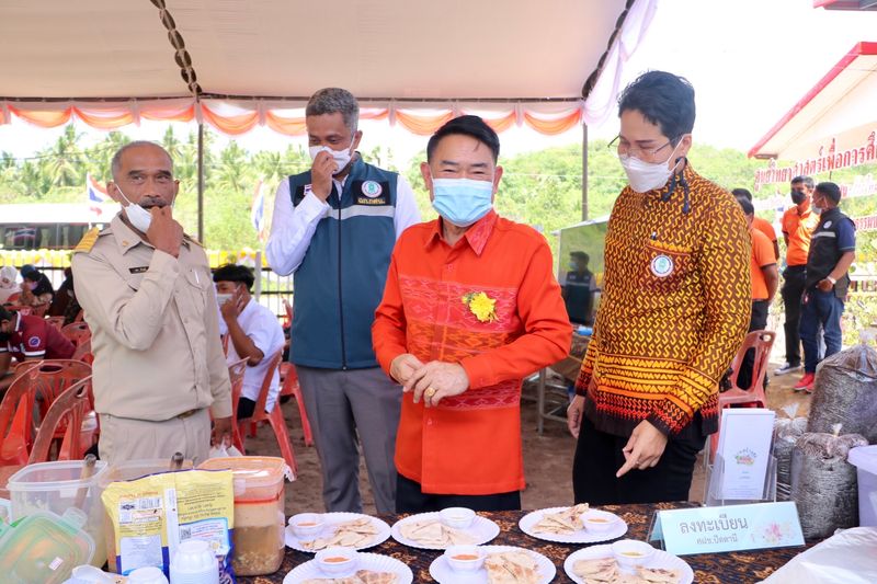 [natcha] จัดนิทรรศการสาธิตอาชีพ การเลี้ยงไส้เดือน และการทำโรตีกาบา ...