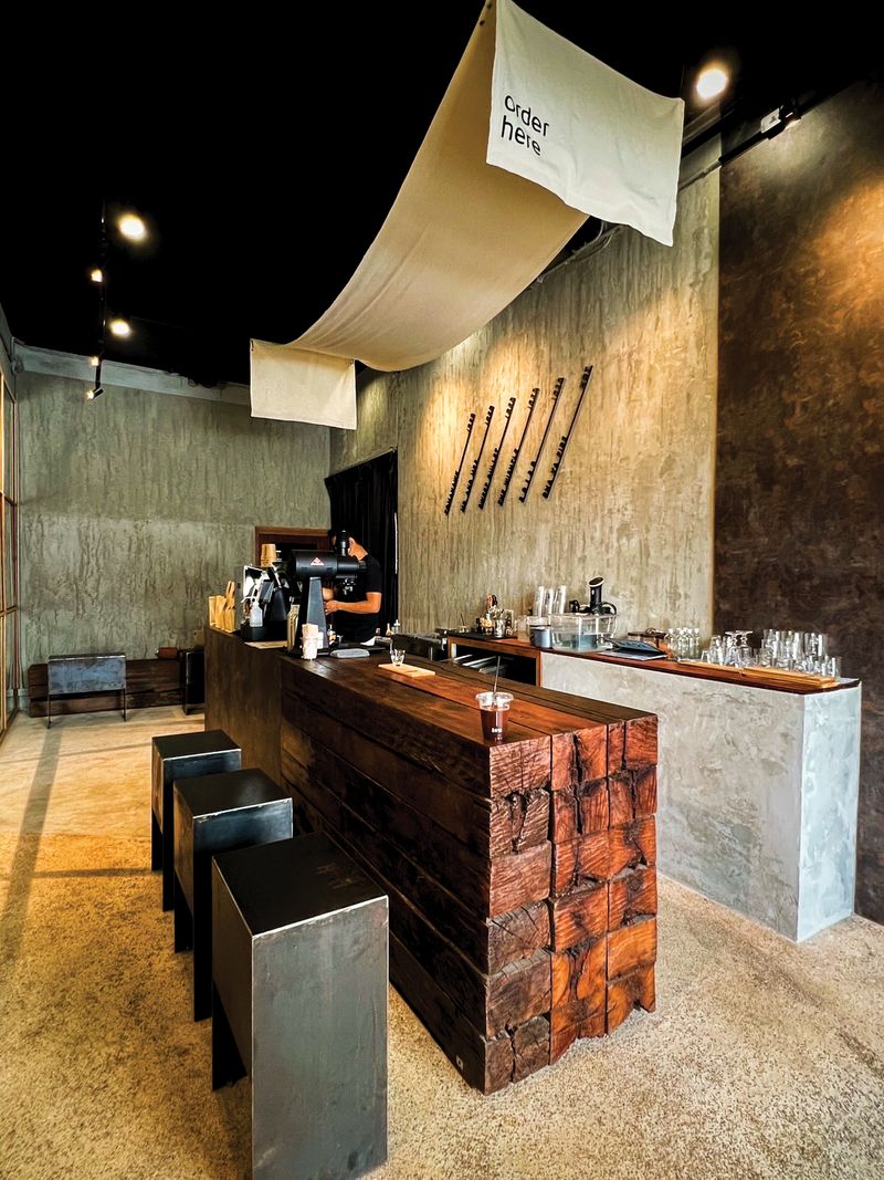 [I am Coffee Traveler] ISARA Coffee Brew ☕ ISARA Coffee Brew เป็นร้าน ...