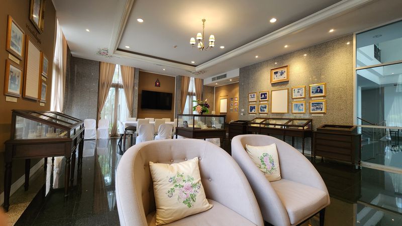 [Jay DeSign] ได้มีโอกาสอ่านหนังสือ ระหว่างนั่งในห้องรับรอง ณ มูลนิธิสาย ...