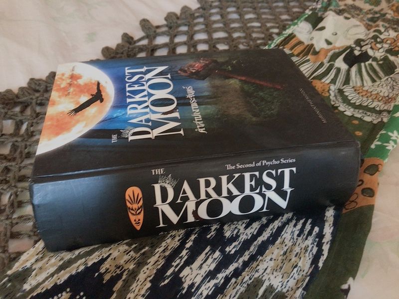 [อ่านแล้วรีวิว] 📚The Darkest Moon: คำสาปเงาพระจันทร์ (เล่มเดียวจบ) ️ ...