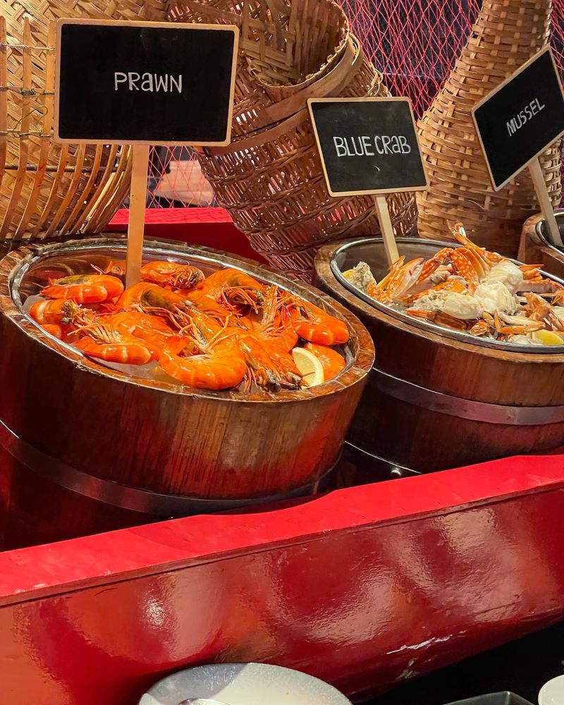 [แพทริค] Red Oven Red Oven เป็นร้าน International Buffet บนชั้น 7 ...