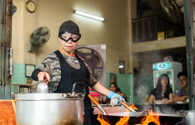 [กิน เที่ยว นอน] แนะนำ ร้านเจ๊ไฝประตูผี เจ๊ไฝ ผู้ได้รับการขนานนามว่า ...