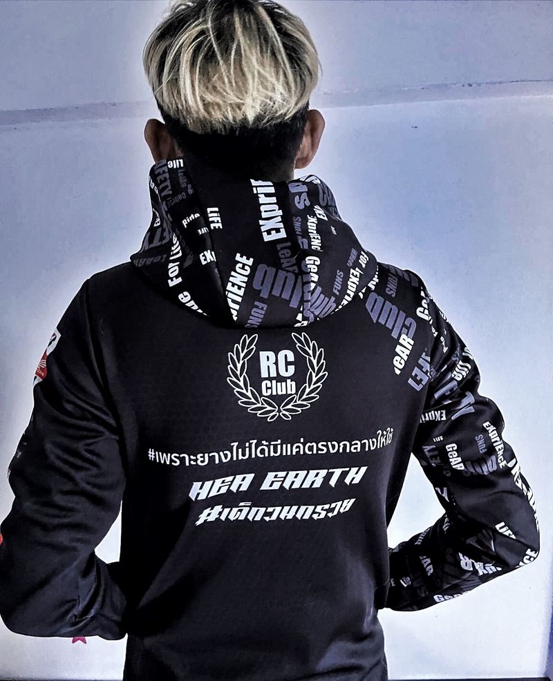 [Boy RC Club] อีกหนึ่งคนที่มารับเสื้อกับมือไปแล้ว เสื้อฮู้ดที่ระลึกชมรม ...