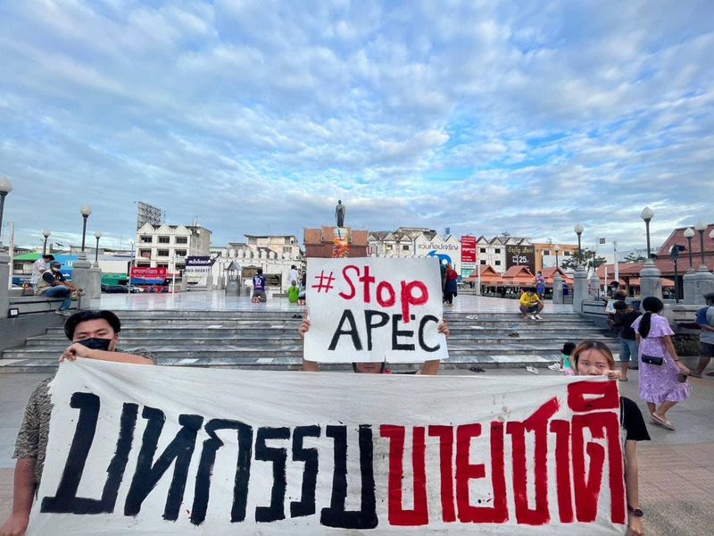 [white hawk] 13 พ.ย.65 กลุ่ม Korat movement รวมตัวชูป้าย “มหกรรมขายชาติ” และ “Stop APEC” หลายจุด ...