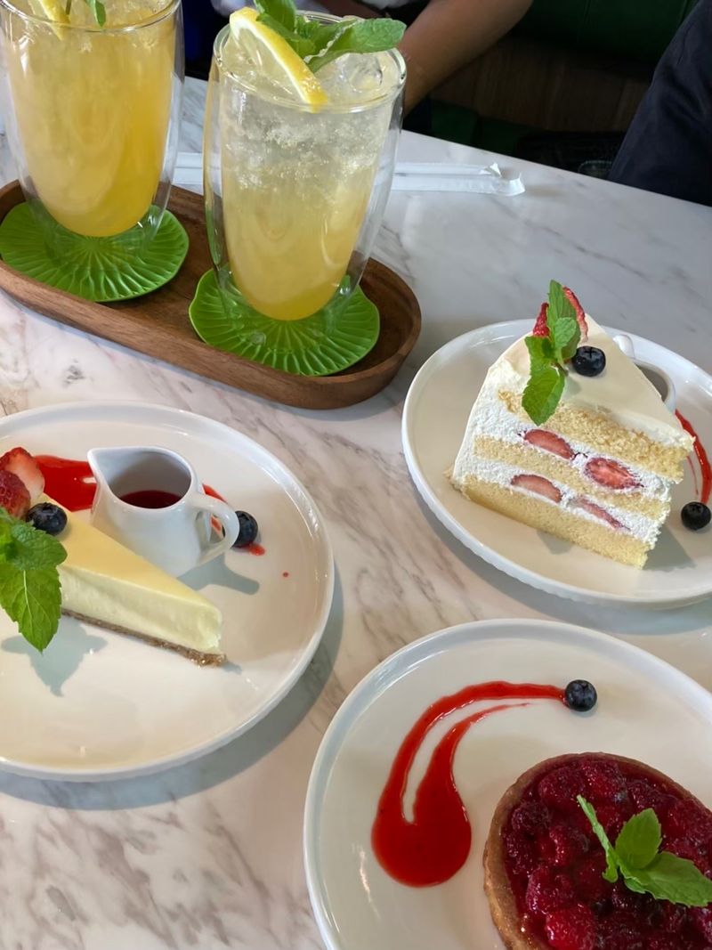 [ลิลิ] ขนมหวานร้าน The Tall Trees วันนี้มีโอกาสได้ไปกินอาหารที่ร้านนี้ ...