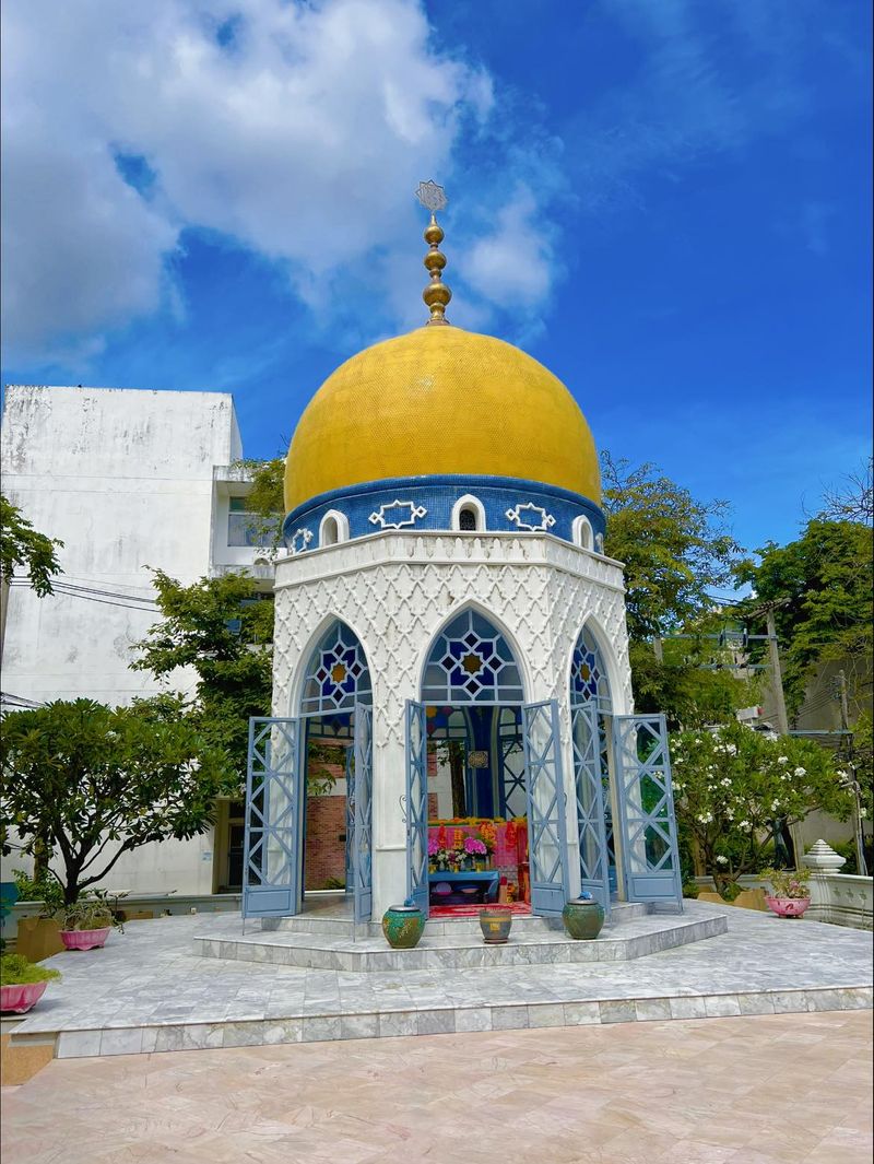 [อินทัช รัมมะพันธ์ - Intach Rammaphan] [สถานที่ฝังศพและอนุสรณ์สถาน ...