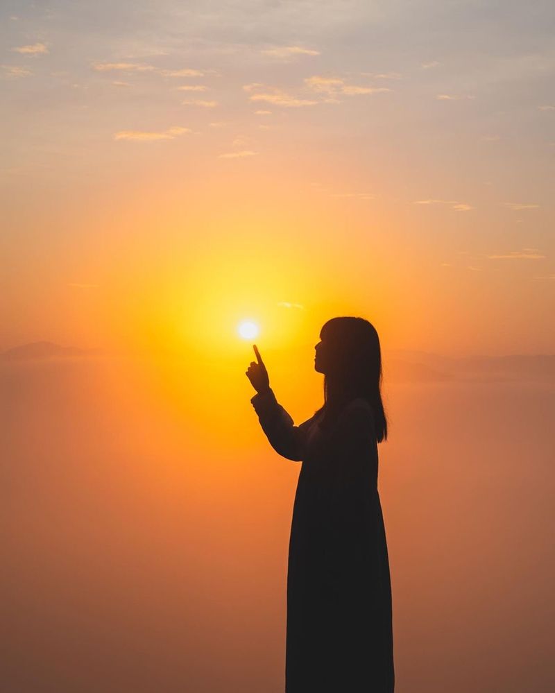 [Issa] Pose 387 💙🦋🌸🌼 The moment when a bit of fog came out of the sea ...