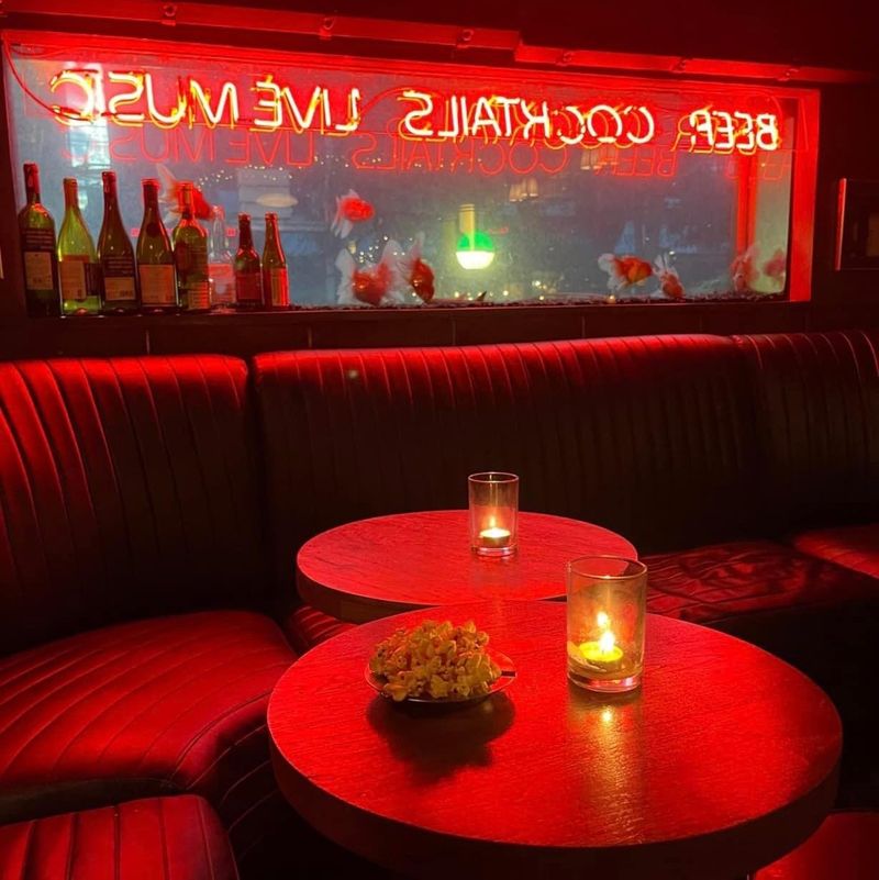 [ลากผัวไปชิม] OFTR BAR บาร์ที่ให้ฟีลเหมือนวาปไปอยู่ New York ร้านของยาย ...