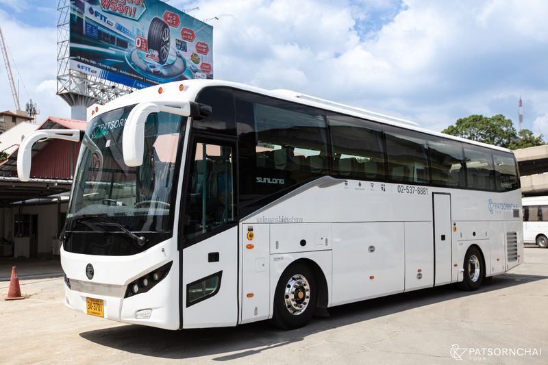 [Patsornchai Tour : บริการเช่ารถบัส รถรับส่งพนักงาน] รถบัสชั้นเดียว 40 ที่นั่ง Deluxe Coach 3 🚌 ...