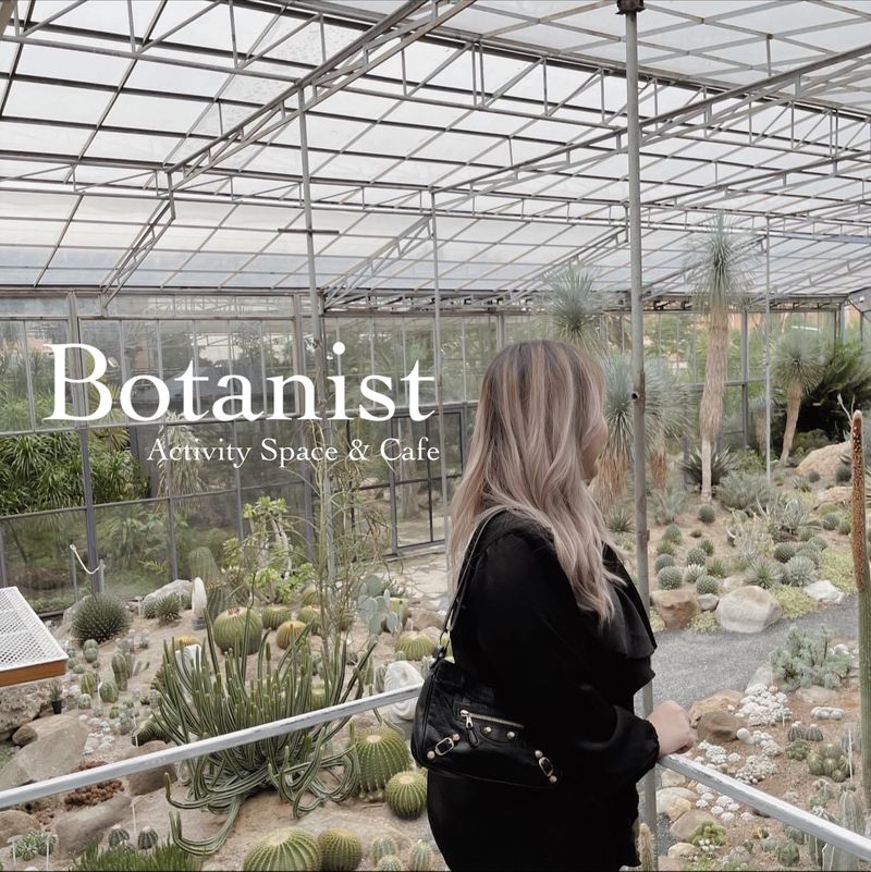 [namfonkirya] คาเฟ่กลางสวน Botanist Activity Space & Cafe เรามาร้านนี้เพราะชาเขียวที่คนอื่นลงคือ ...
