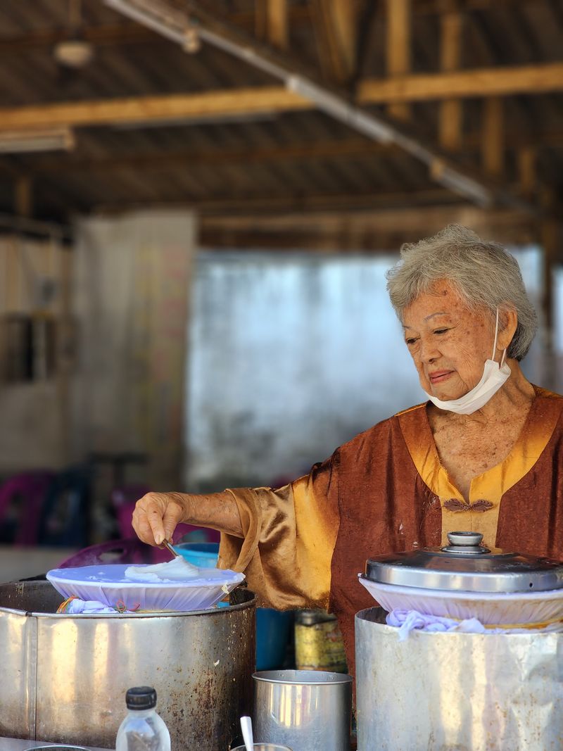 [Pitiphat Piti] ยายแอ๋ว ข้าวเกรียบอ่อนน้ำจิ้ม เมนูหาทานยาก ต้องมาทานที่จันทบุรี เท่านั้น!!! ยาย ...