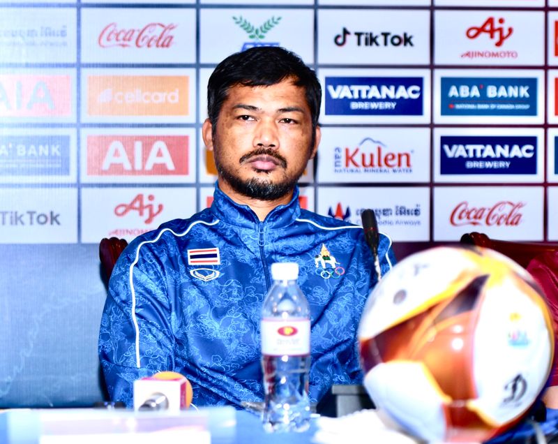 [Sorrasin ] “อิสสระ ศรีทะโร” กุญซือฟุตบอลทีมชาติไทย ร่วมแถลงข่าวรอบรองชนะเลิศ ซีเกมส์ 2023 https ...