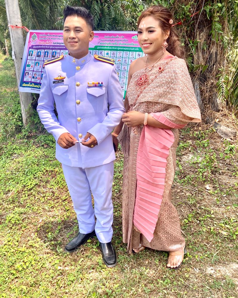 [Sorrasin ] บ่าว-สาวชุมพร ควงไปใช้สิทธิเลือกตั้ง https://m.facebook.com/story.php?story_fbid ...