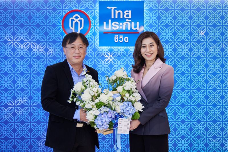 [CHANGE into Magazine ______ Sutthikhun Kongthong] ผู้บริหารตลาดหลักทรัพย์ฯ แสดงความยินดี TLI ...