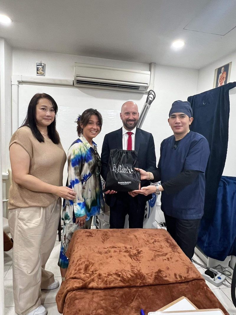 [หมอรุจชวนคุย Dr. Suparuj ผมผิวสิวหลุมสิวแผลเป็น] ขอขอบคุณทางบริษัท Quanta System จากประเทศ ...