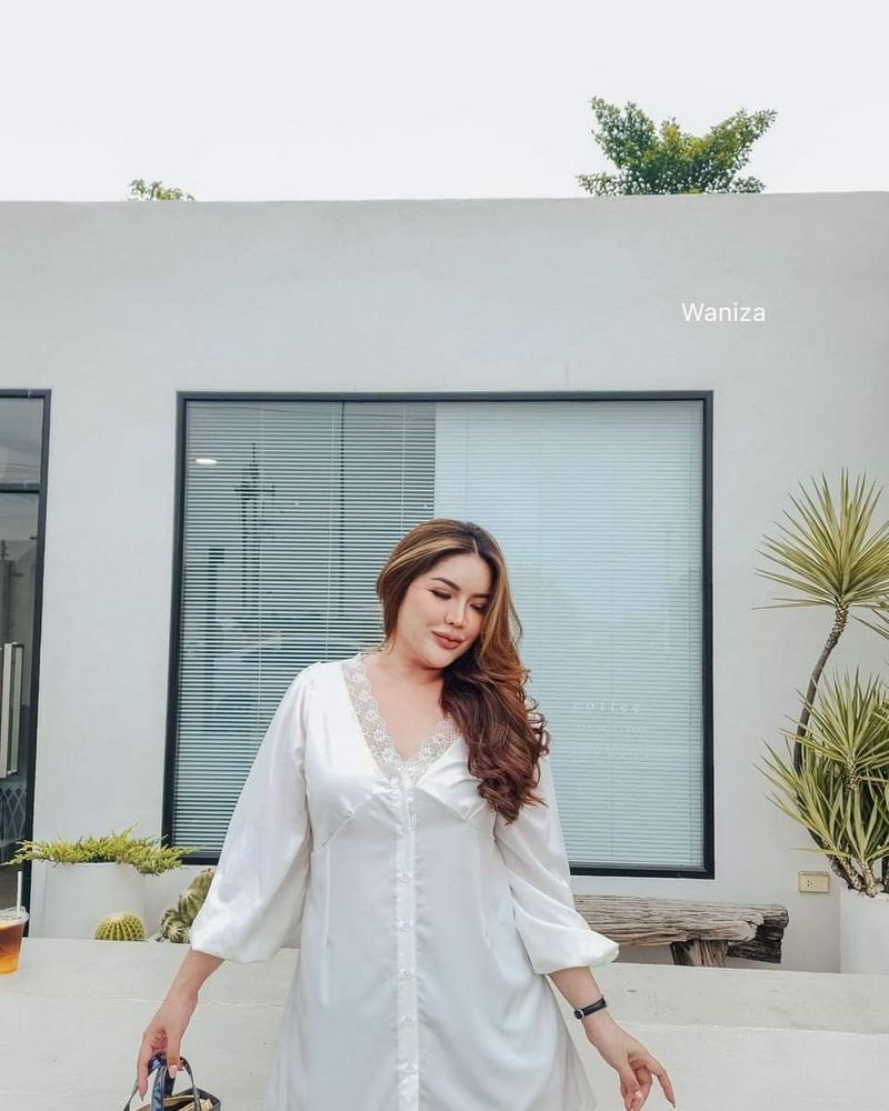 [Sureeporn] 🧚‍♂️🧚‍♀️🧚มินิเดรส แองจี้🧚🧚‍♀️🧚‍♂️ ไหมอิตาลี่ ผ้าไม่ยืด แต่งคอลูกไม้ มีสายผูกหลัง แขน ...